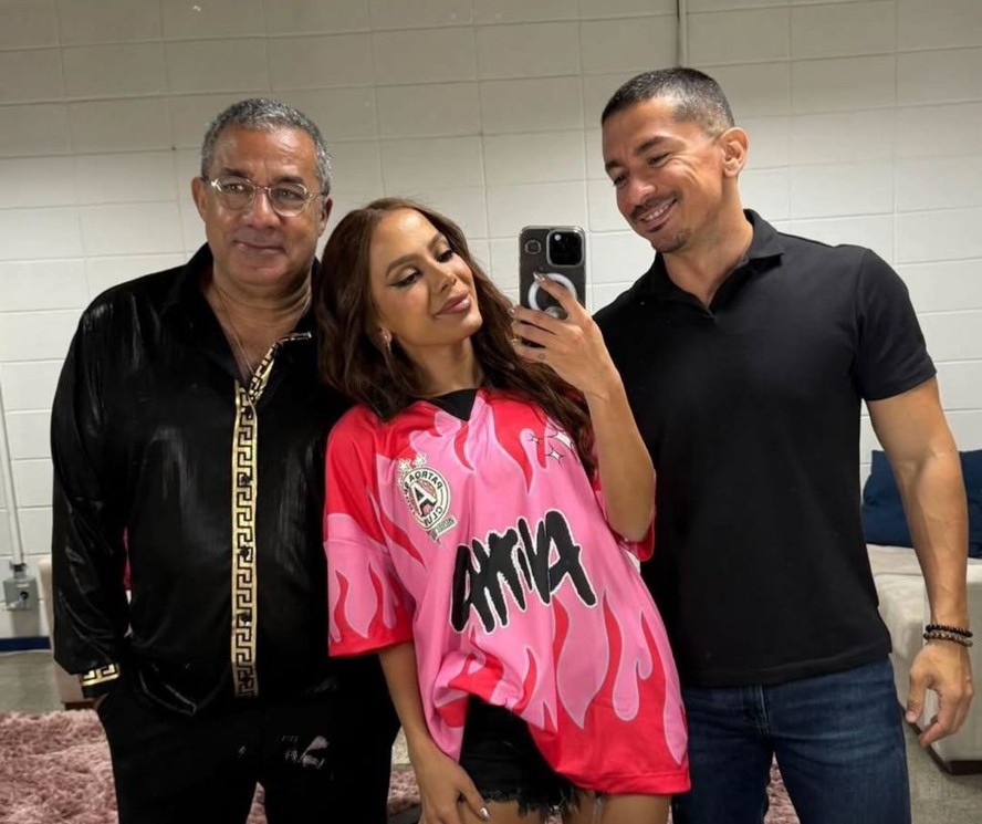 Anitta posa com o pai, Mauro Machado, e o irmão, Renan