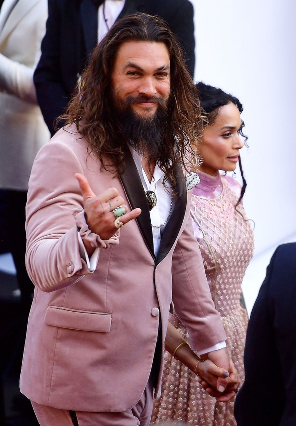 Jason Momoa mostra seu acessório perfeito para o Oscar: um scrunchie!