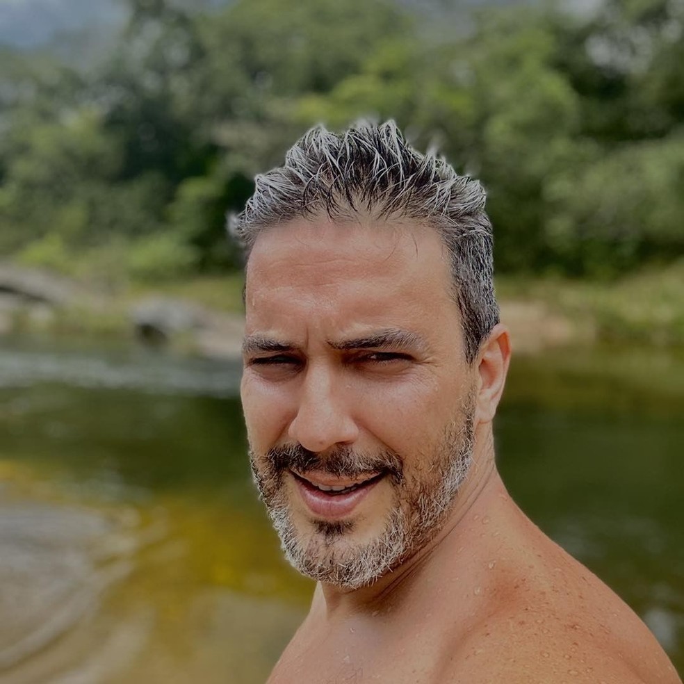 André Marques surge com os cabelos grisalhos em rio