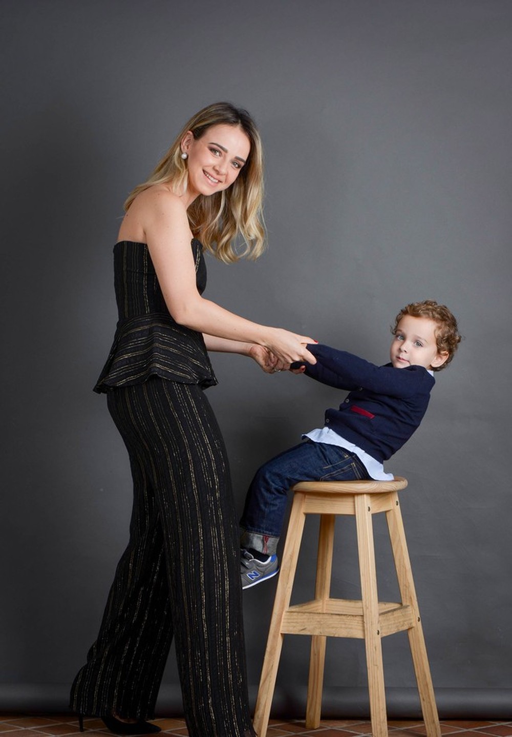 Grávida, Kika Simonsen reúne mamães em editorial