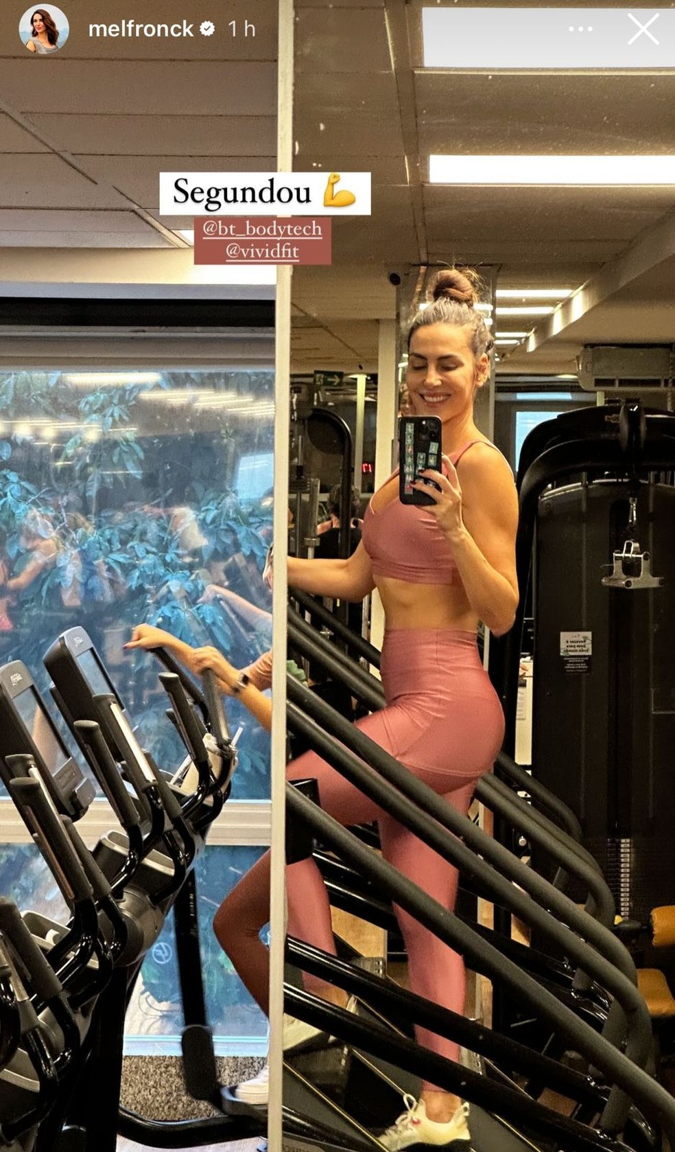 Mel Fronckowiak inicia a semana na academia