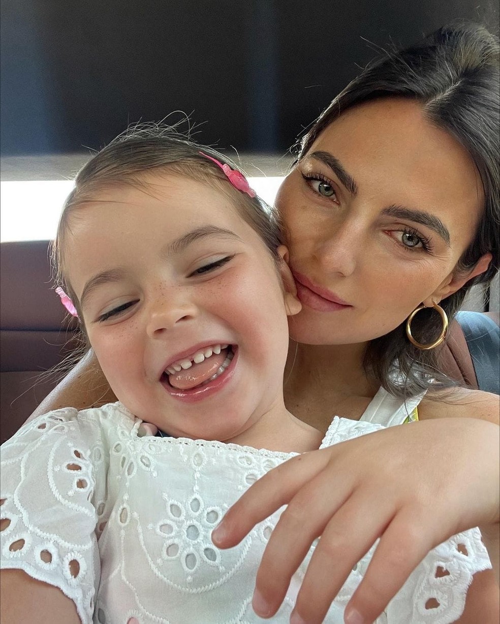 Kelly Piquet abre álbum de viagem a Bahrein com Max Verstappen