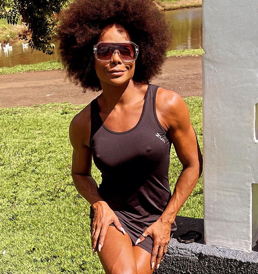 Adriana Bombom impressiona fãs com físico torneado