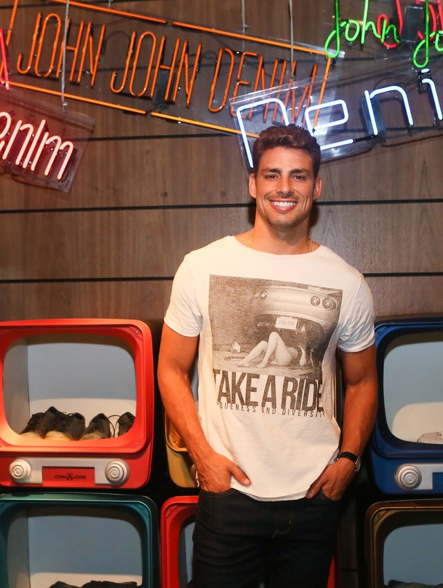 Cauã Reymond brilha em agito da John John para o Dia dos Namorados ...