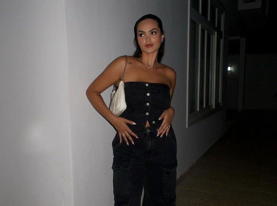 Suzanna Freitas esbanja beleza ao usar look all black