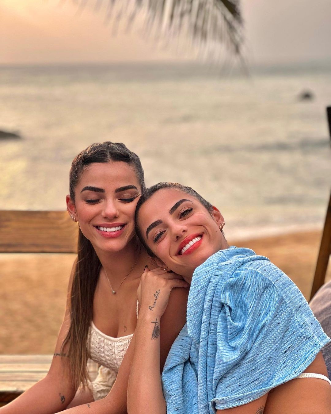 Key Alves arranca suspiros em foto com a gêmea, Keyt