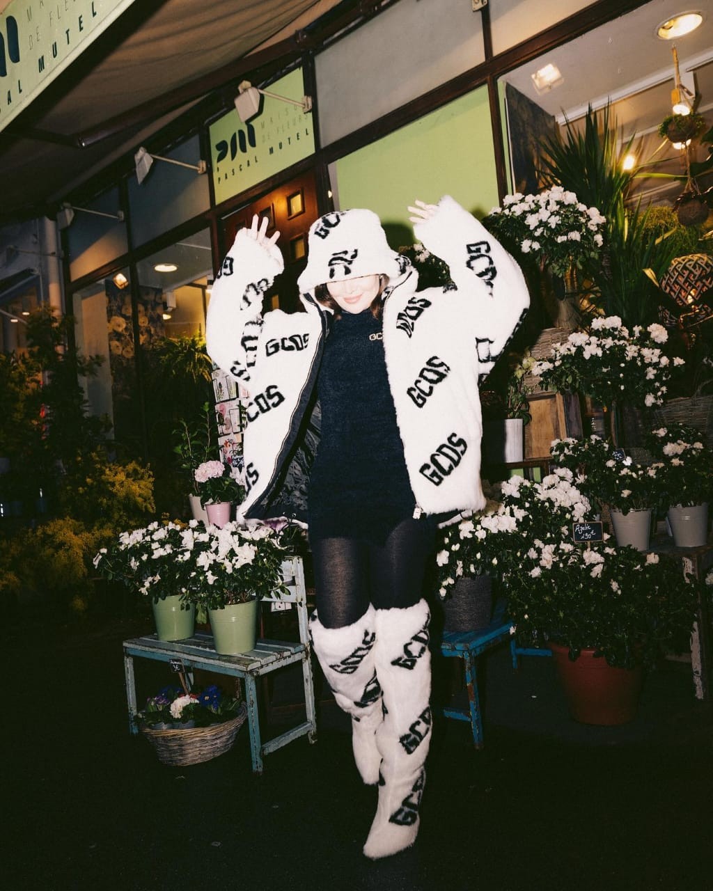 Gkay exibe mais um look diretamente de Paris