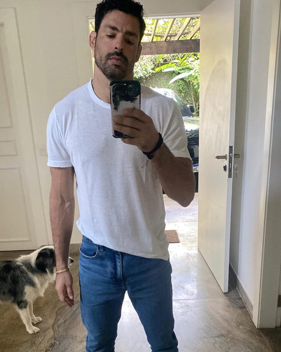 Cauã Reymond esbanja charme ao exibir looks versáteis