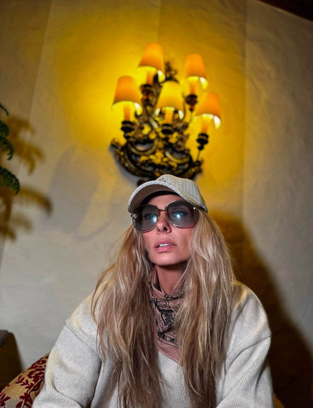 Adriane Galisteu abre álbum de viagem à Suíça