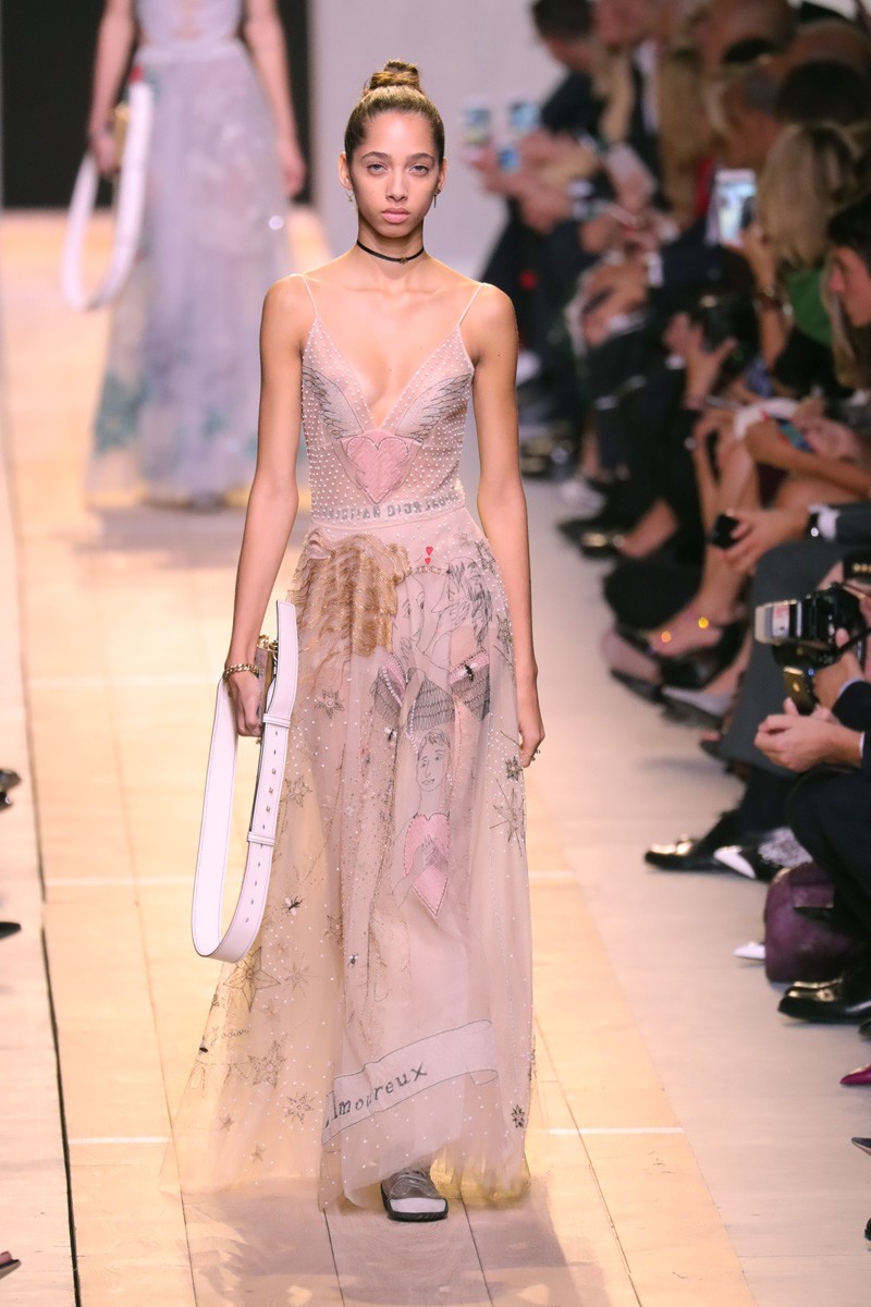 O desfile de estreia de Maria Grazia Chiuri na Christian Dior