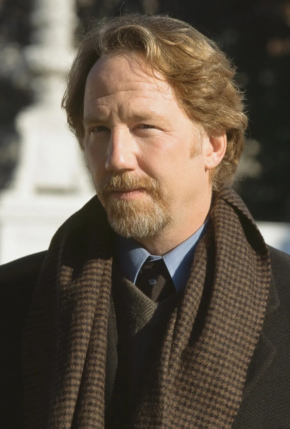 Justiça expede mandado de prisão contra Timothy Busfield por crimes ...