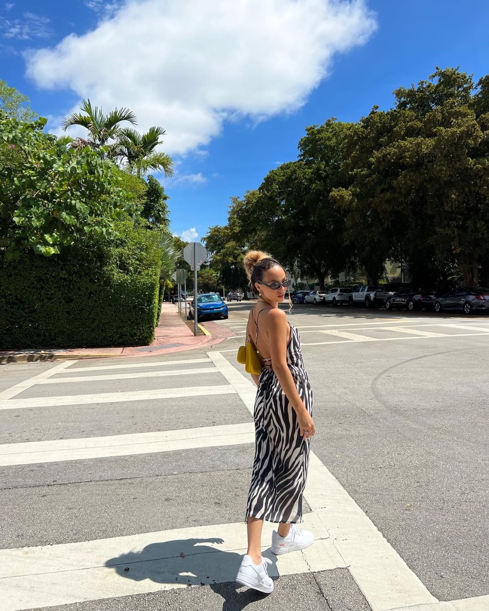Julia Rodrigues exibe look eleito para passear por Miami