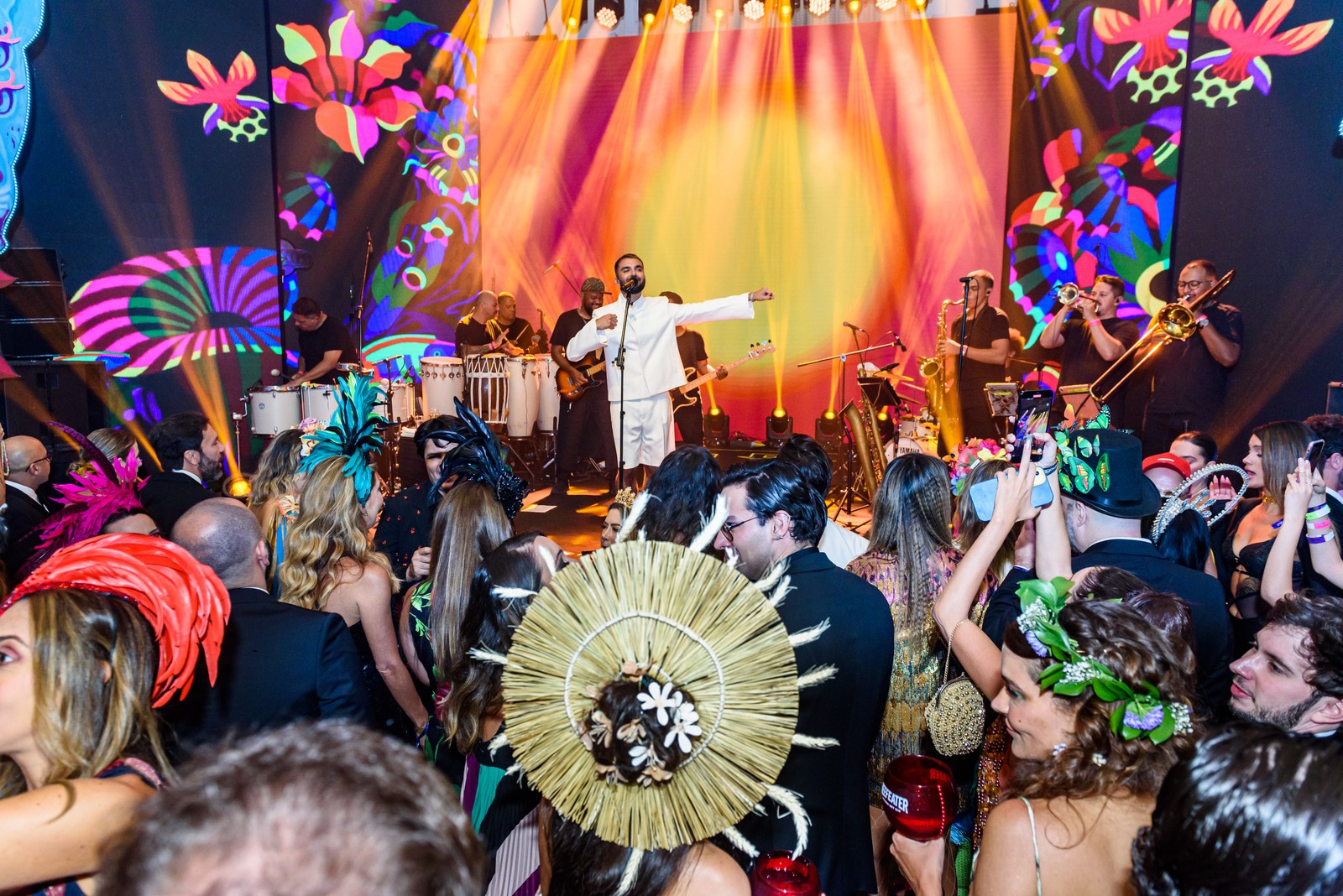 Silva debuta no Baile da Vogue 2023 e leva seu Carnaval ao palco da festa