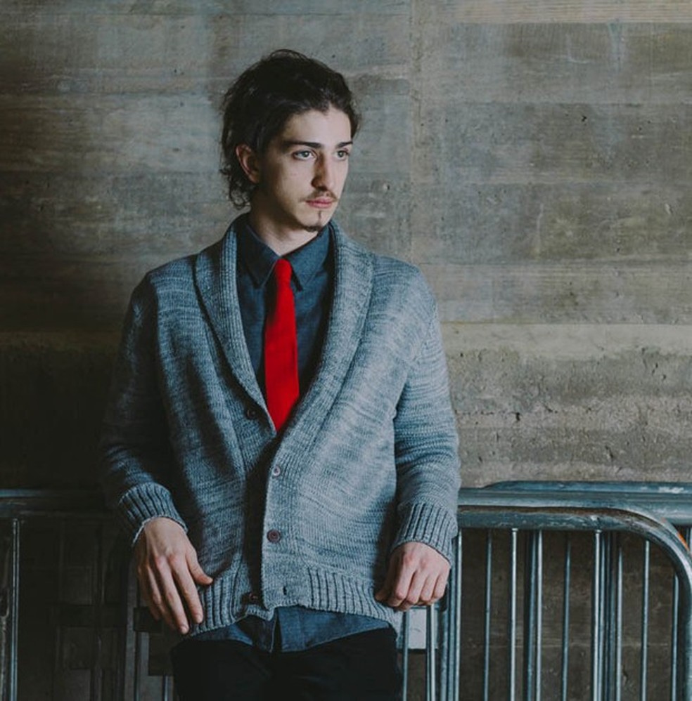 Johnny Massaro fala sobre moda, arte e seu novo livro de poesias