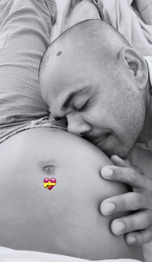 Grávida, Joana Sanz exibe clique de Daniel Alves beijando sua barriga