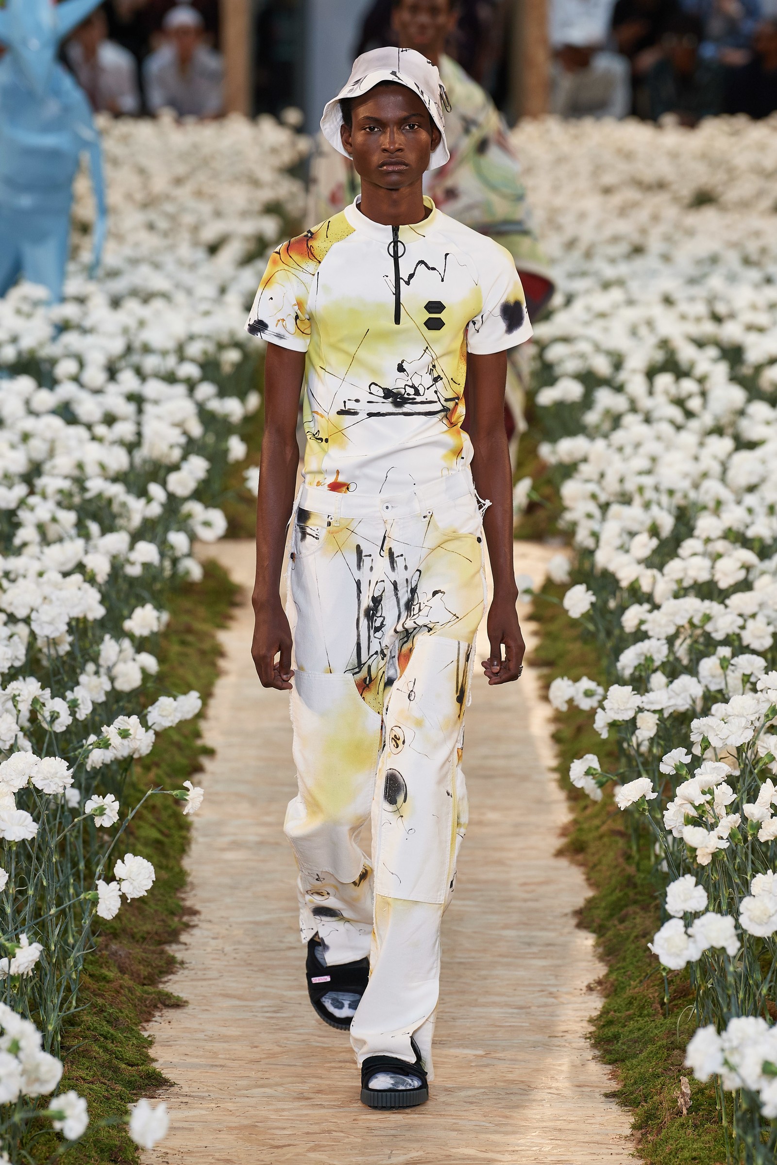 Off-White atualiza o streetwear com collab com o artista Futura