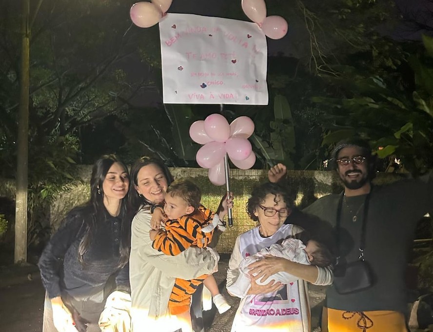 Thaila Ayala exibe momento encantador com Francisco e Tereza em volta ...