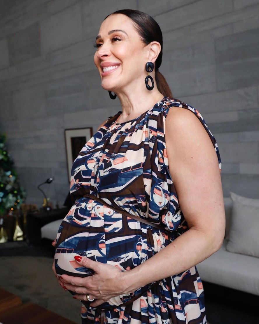 Gravidez de Claudia Raia, aos 56 anos, é destaque em veículos ...