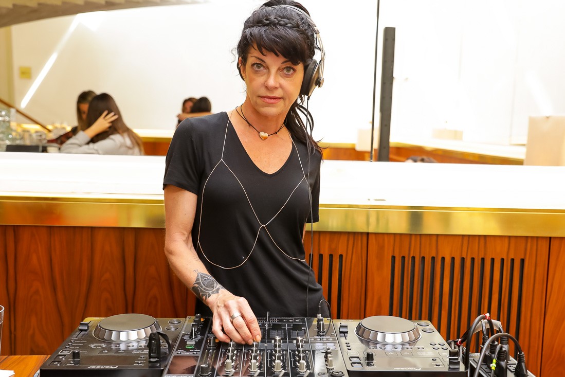 Mood glamoroso dos anos 1970 dá o tom do inverno 2018 da NK Collection