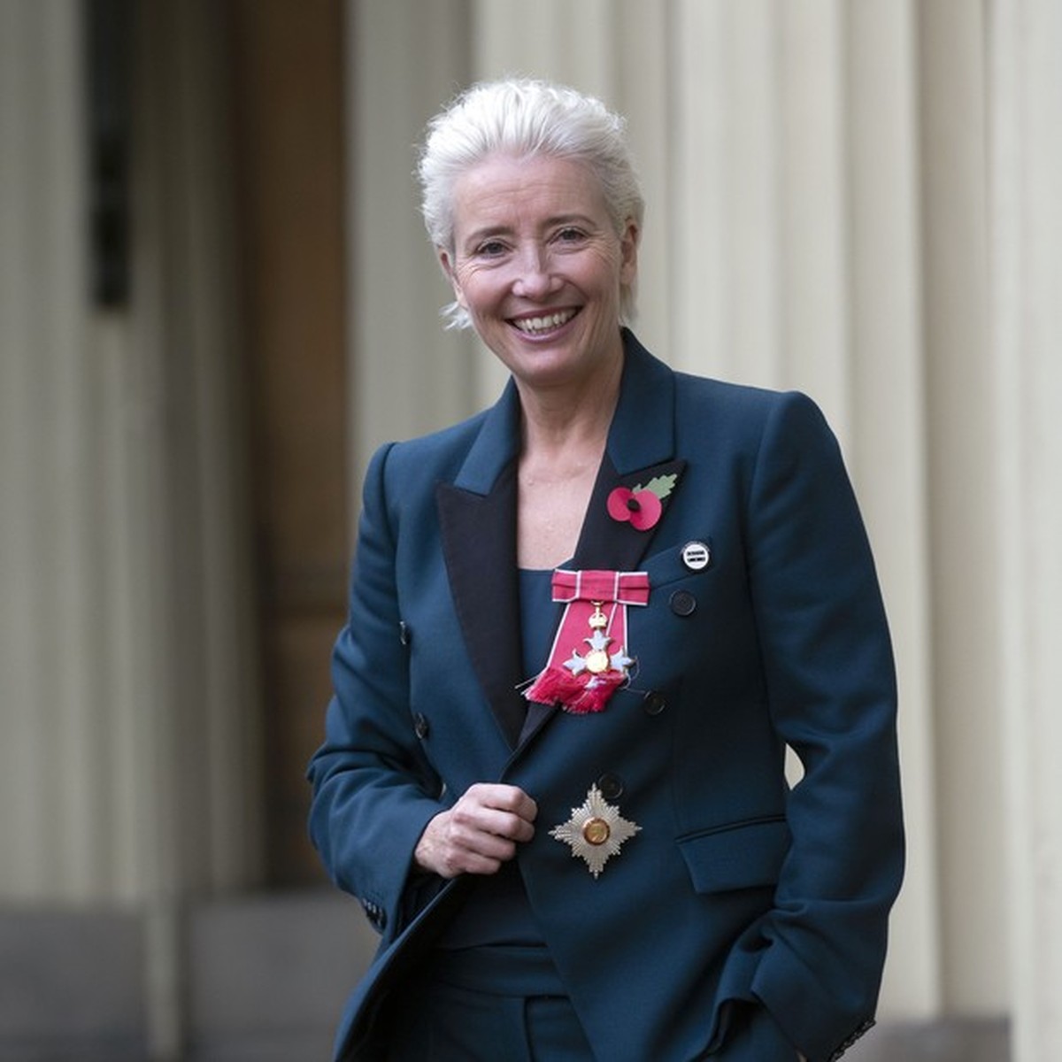 Emma Thompson vira Dama do Império Britânico e aposta em look ativista