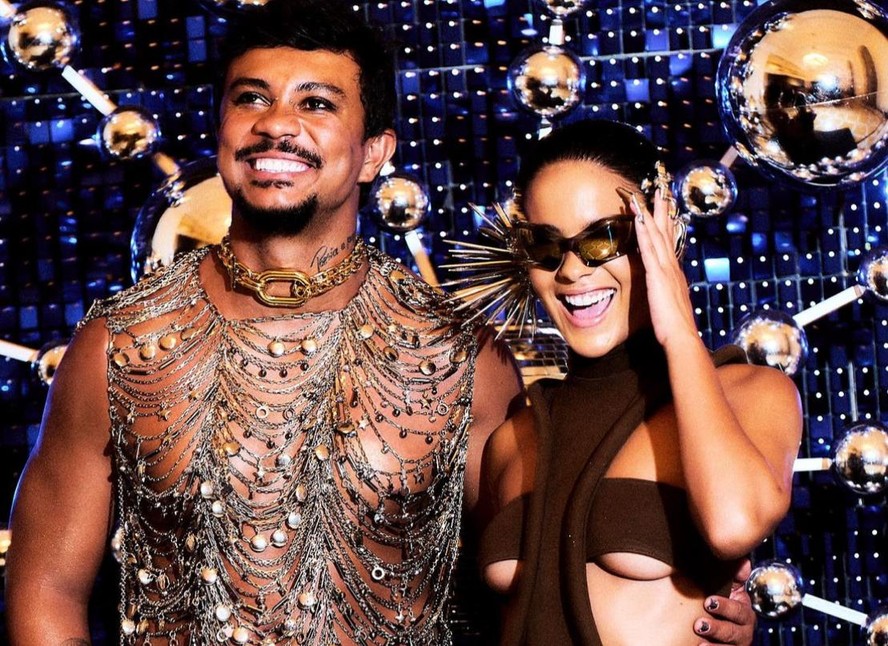 Baile da Vogue 2024: Bella Campos posa sorridente com Xamã