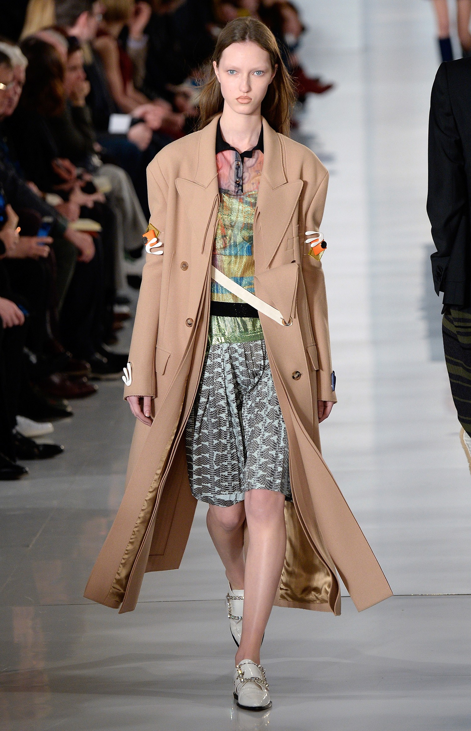 Maison Margiela brinca com o contraste de materiais no inverno 2017