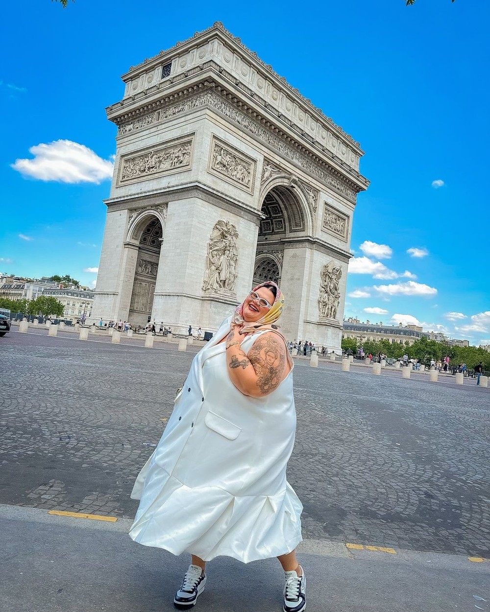 Thais Carla aposta e look estiloso para curtir viagem a Paris com a ...