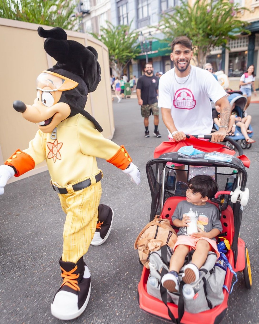 Duda Fournier vai para a Disney com Lucas Paquetá e os filhos