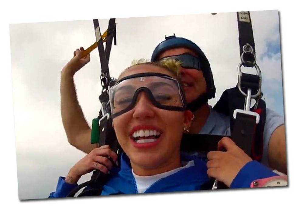 Miley Cyrus pula de paraquedas e grava o vídeo: 'Sou um pássaro'. Assista!