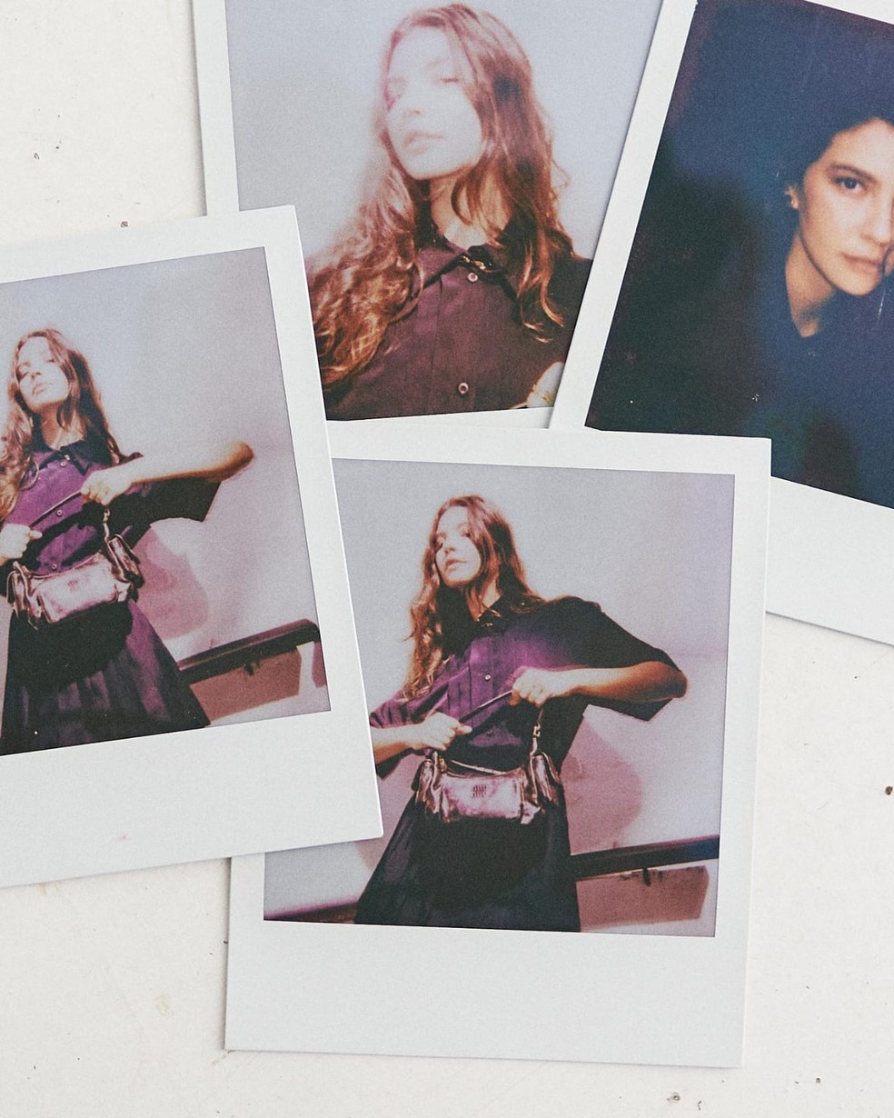 Alanis Guillen esbanja elegância ao posar com look grifado