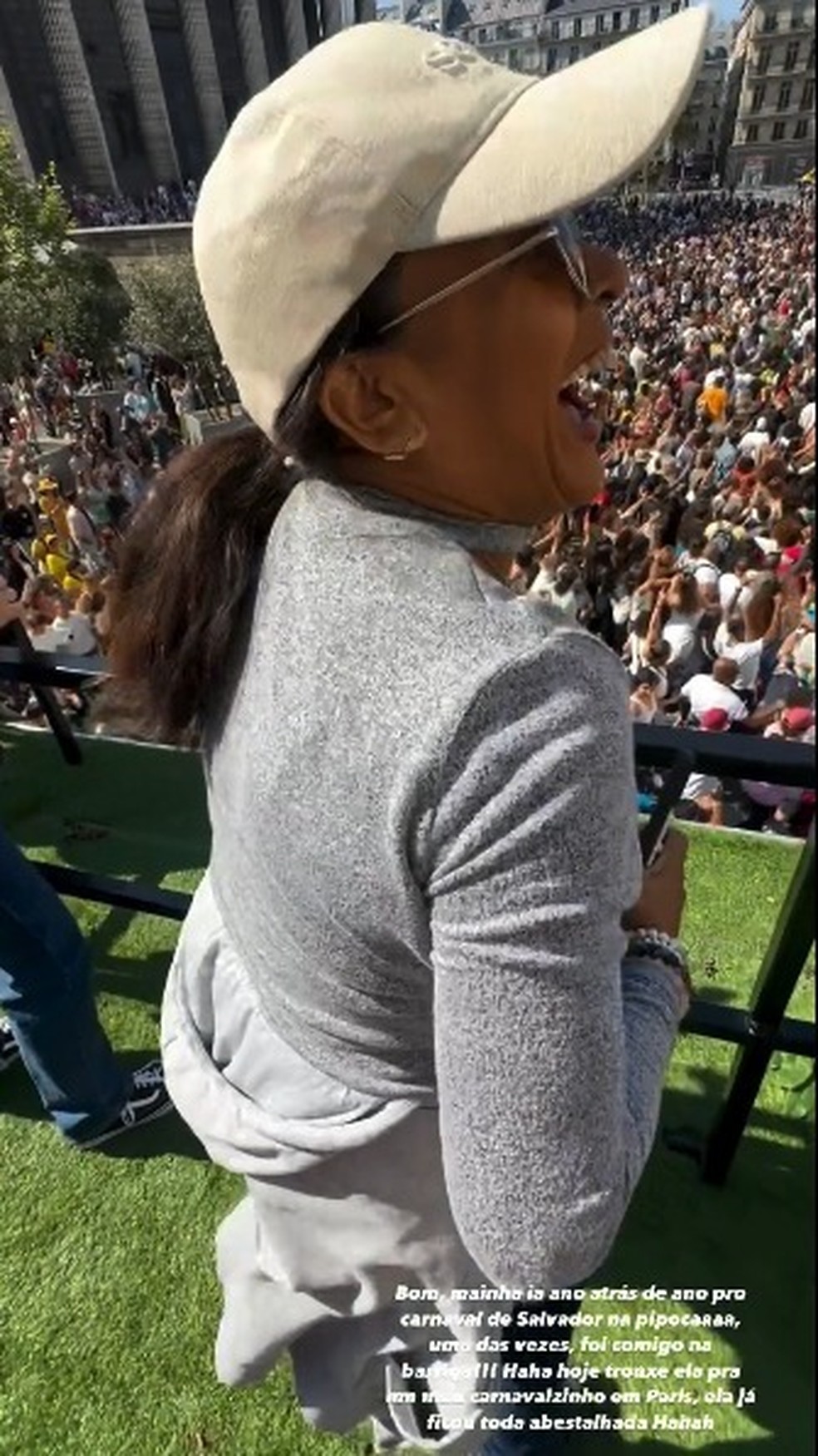 Após anunciar gravidez, Narah Baptista curte famosa lavagem da ...