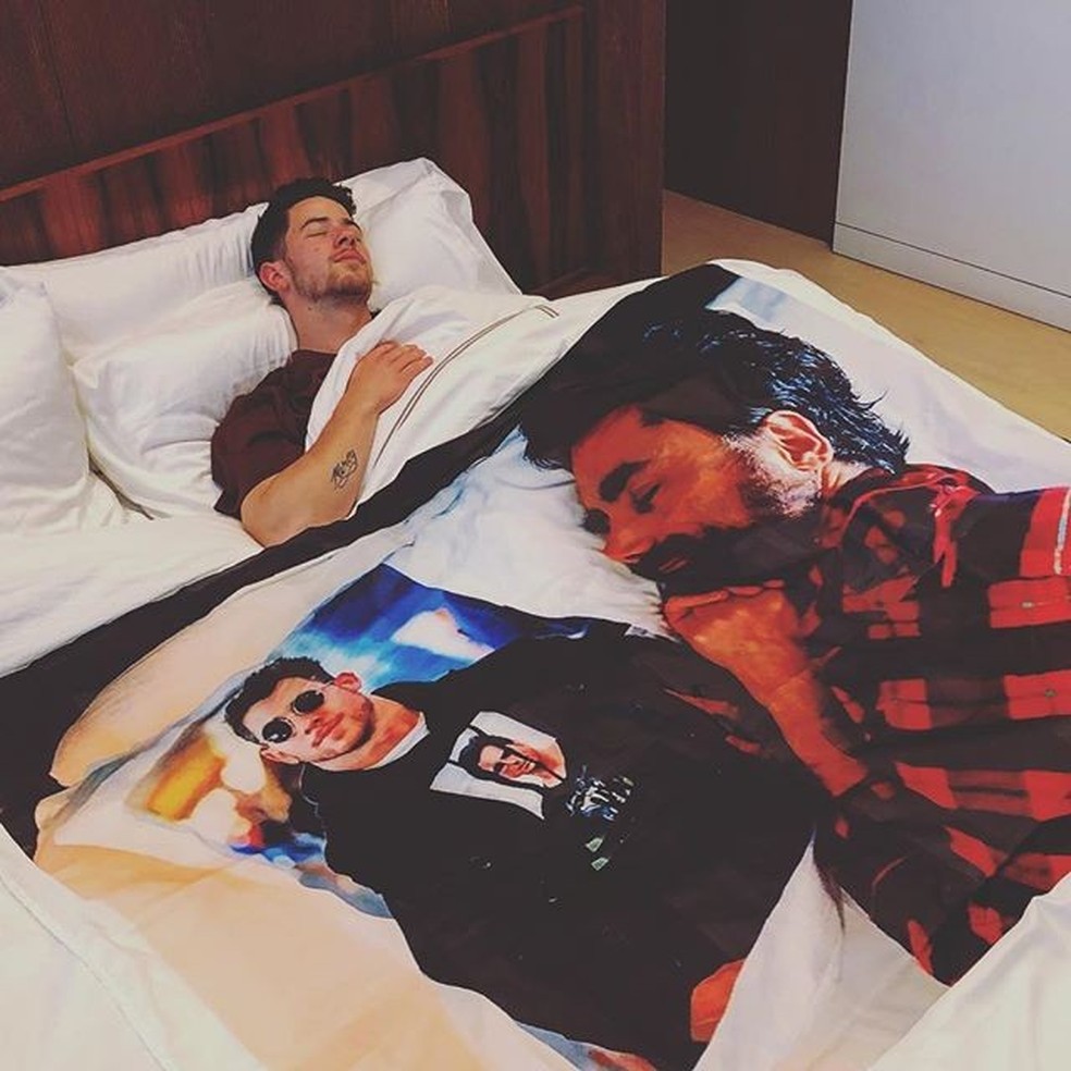 John Stamos faz tattoo do rosto de Nick Jonas