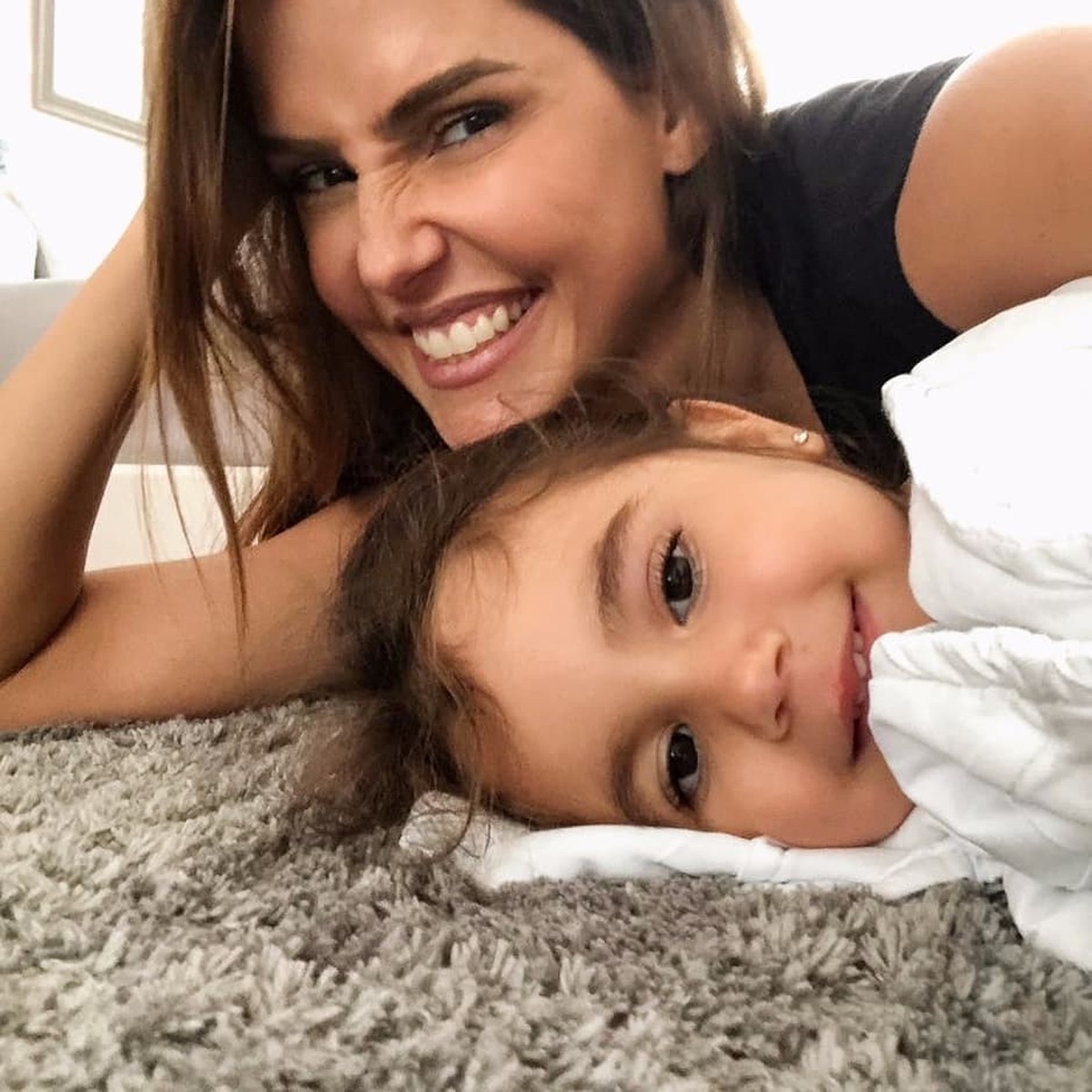 Deborah Secco faz graça com Maria Flor e compartilha cliques na Internet