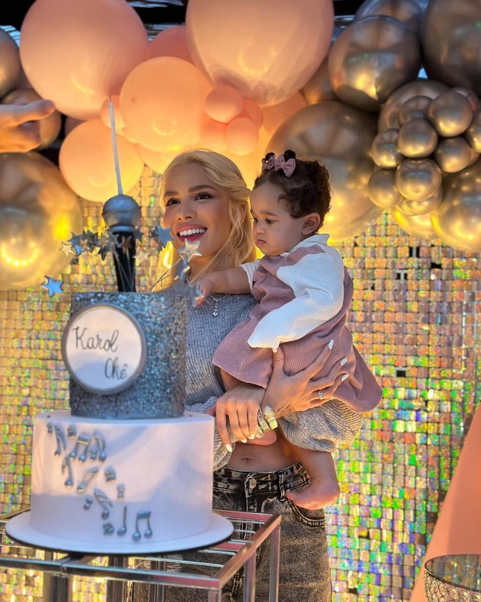 Karoline Lima celebra os 27 anos ao lado da filha e de Gui Araujo