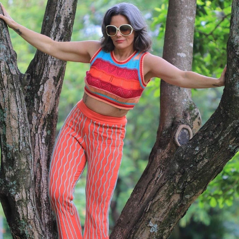 Maria Cândida sobe em árvore para celebrar a vida