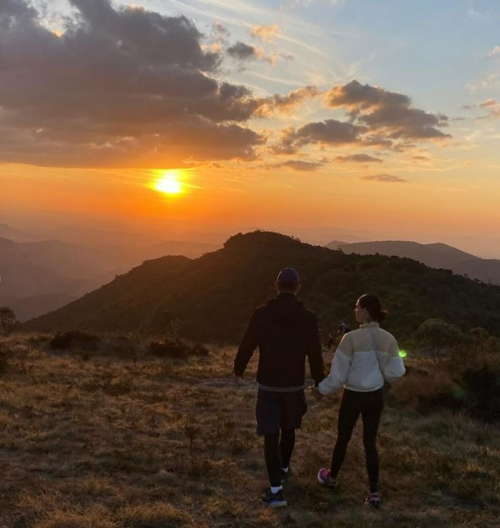 Marcus Buaiz posa em pôr do sol com Isis Valverde