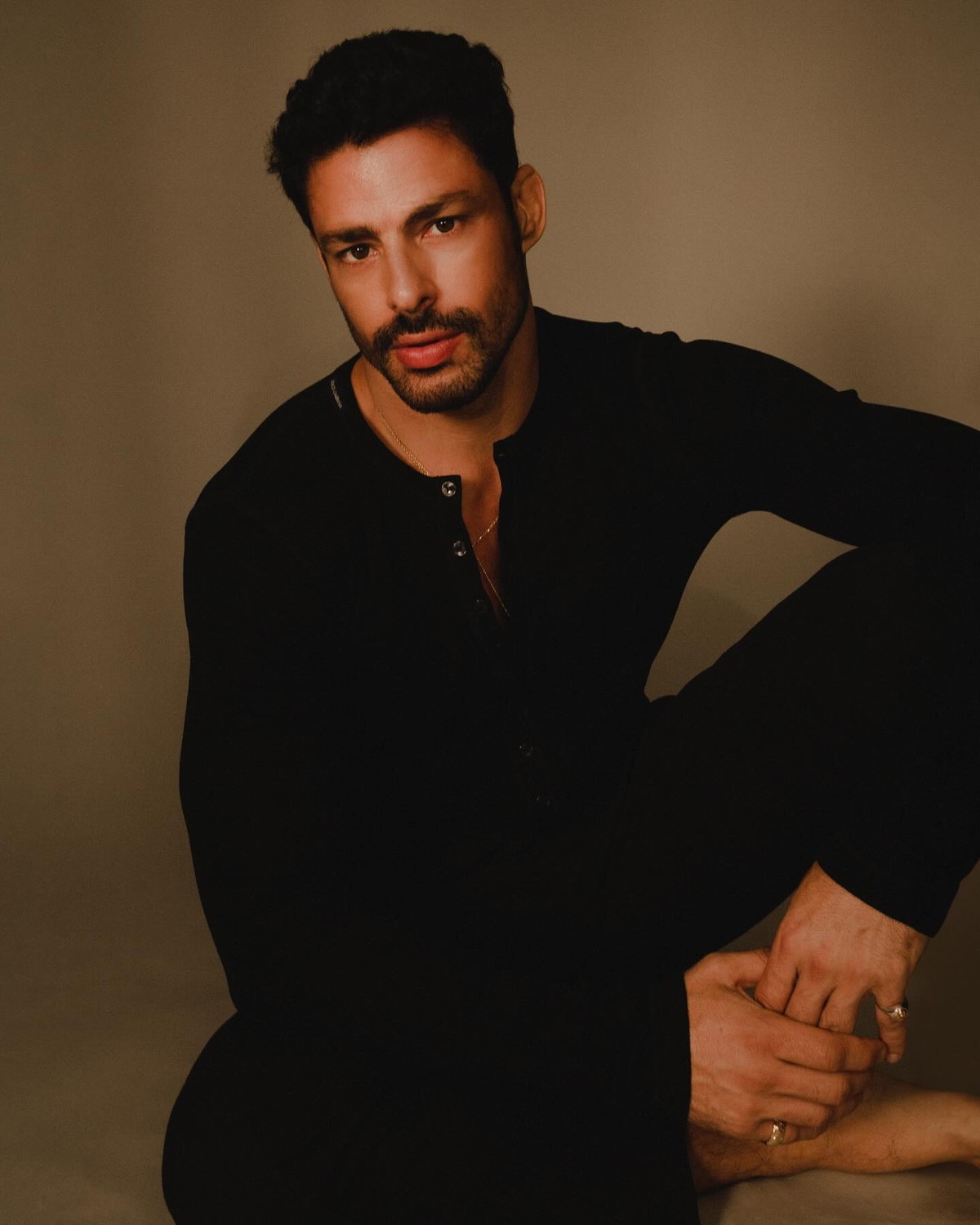 Cauã Reymond faz charme em ensaio fotográfico