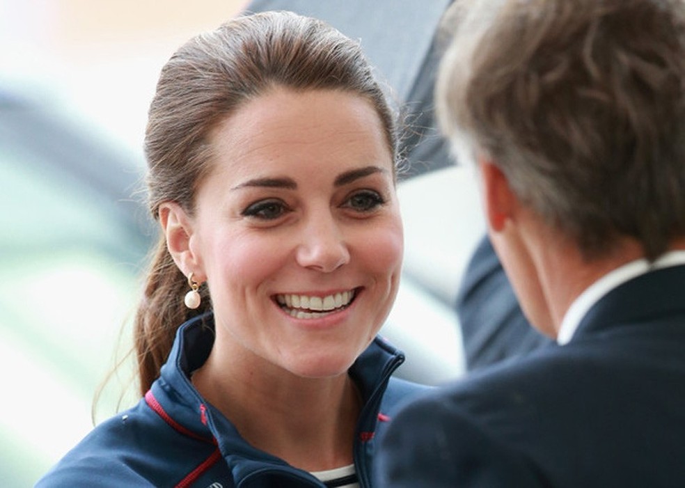 Kate Middleton aposta em conjuntinho sporty para a America's Cup World ...