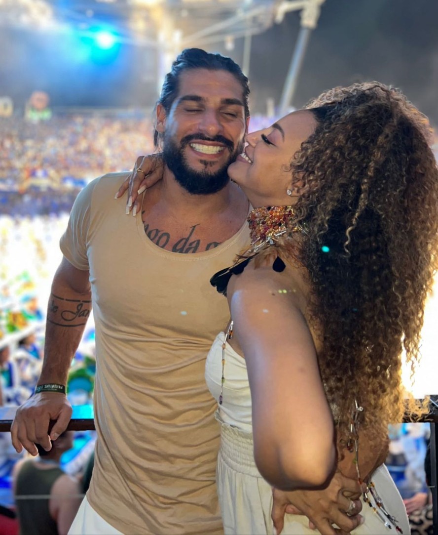 Sheron Menezzes posa em clima de romance com o marido