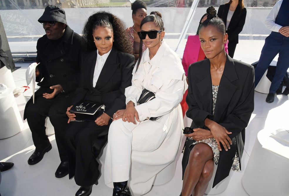 Fila A estrelada: Desfile da McQueen reúne Janet Jackson, Letitia ...