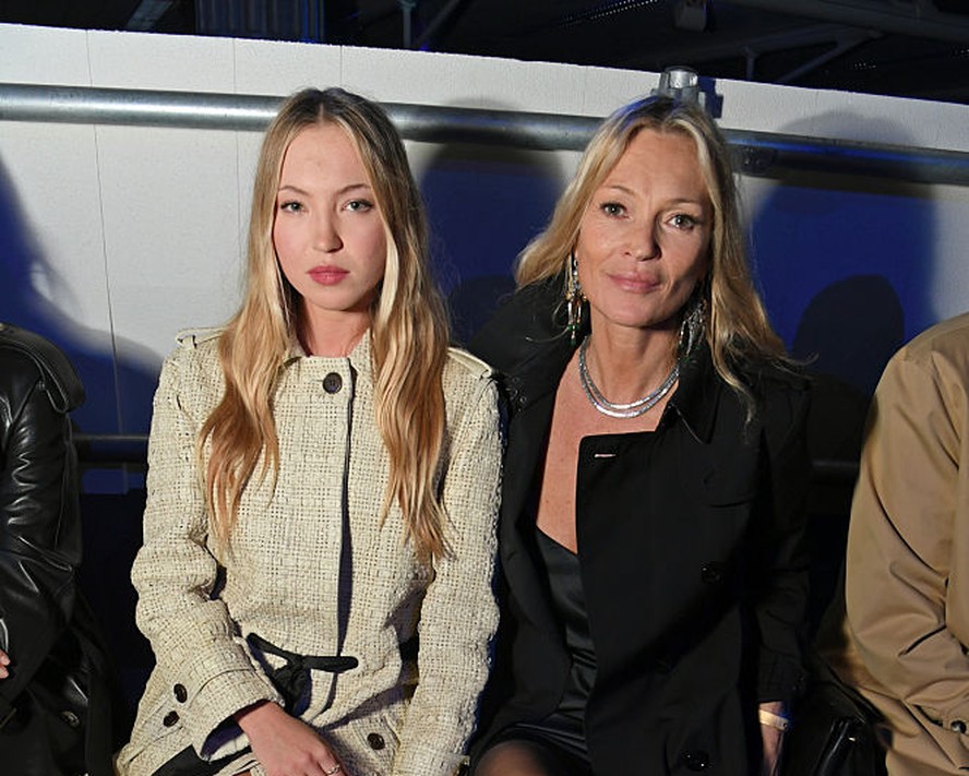 Kate Moss e Lila Moss brilham na fila A do desfile da Burberry em Londres