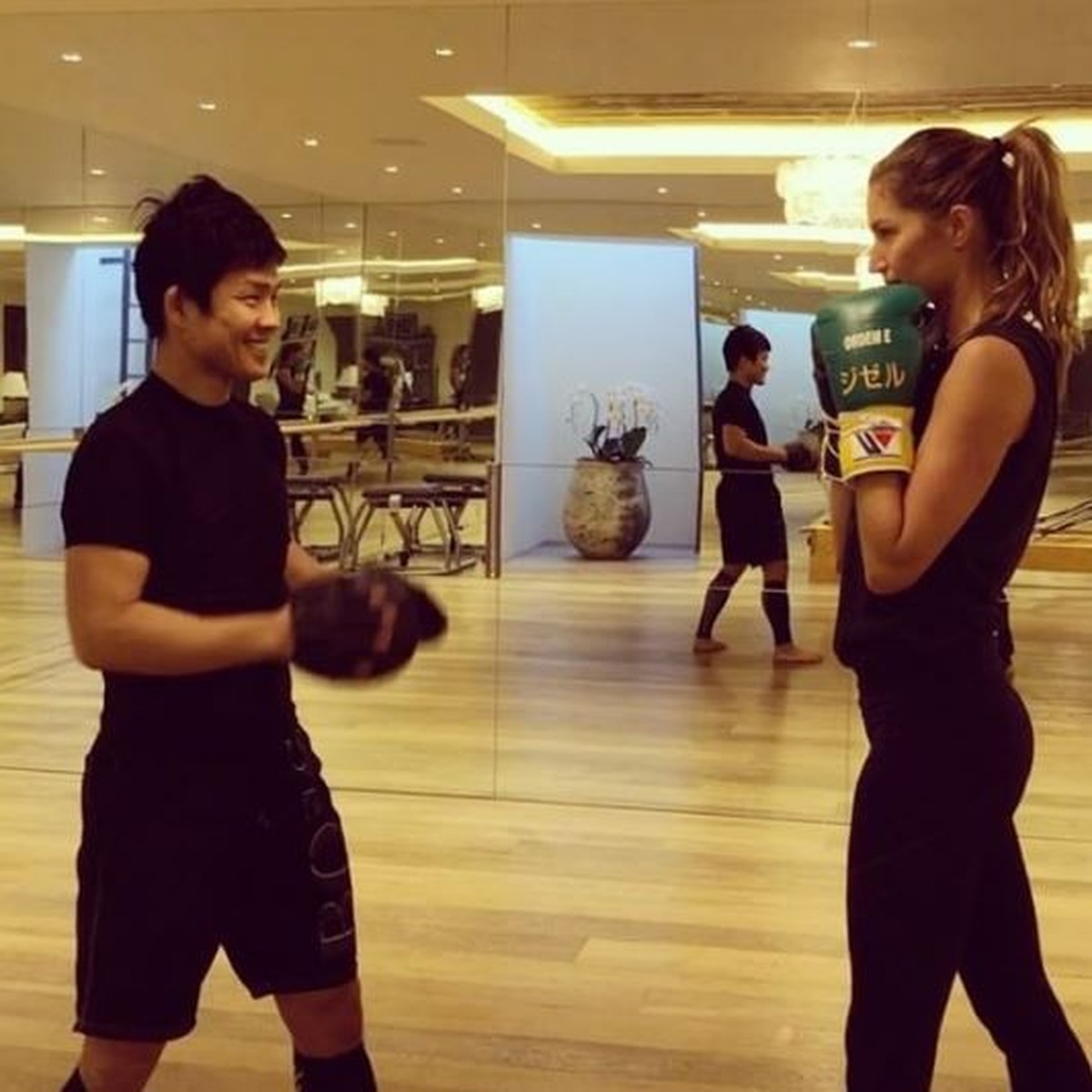 Gisele Bündchen mostra agilidade em treino