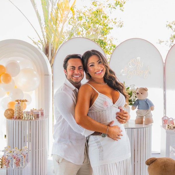 Grávida do 2º filho, Andressa Miranda posa em família e exibe barriguinha