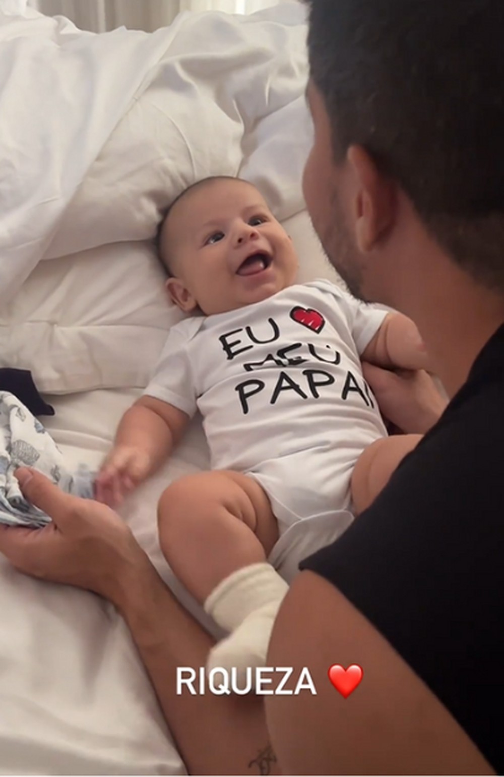 Jheny Santucci exibe momento entre Arthur Aguiar e filho Gabriel ...