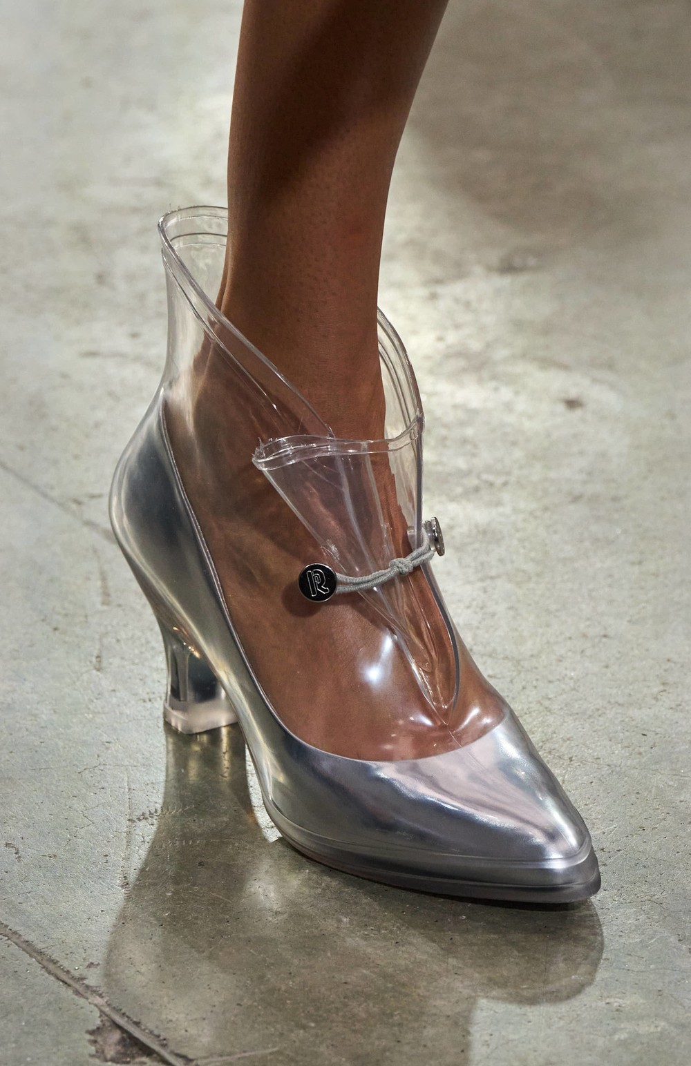 Os sapatos que Lady Di usava em todos os seus looks voltam a ser ...