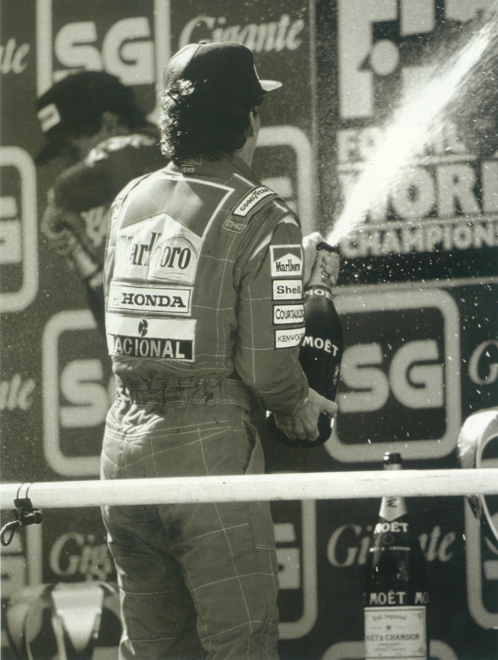 Ayrton Senna, em 1993, sobre o que o motivou a correr: 'O amor, o gosto ...