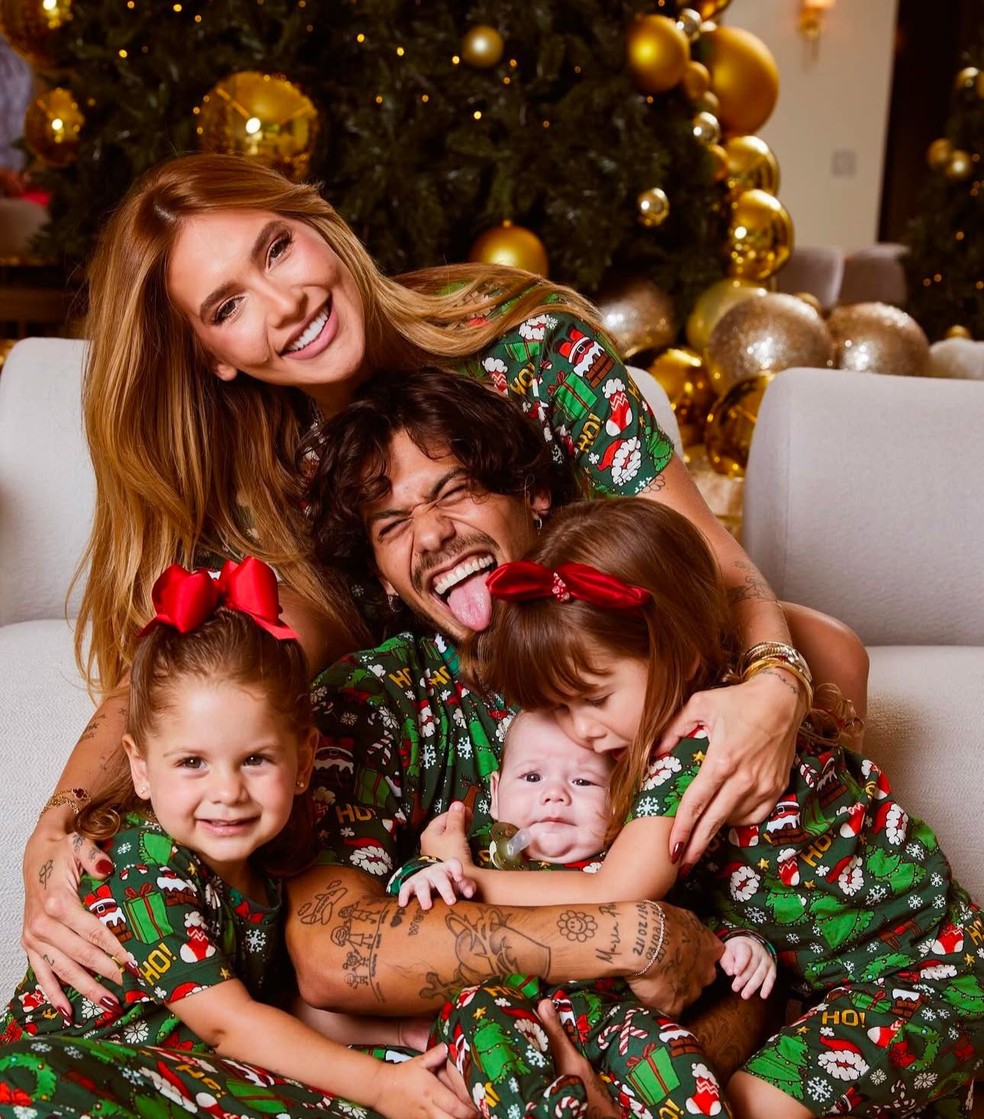 Virginia Fonseca encanta a web com cliques natalinos ao lado da família