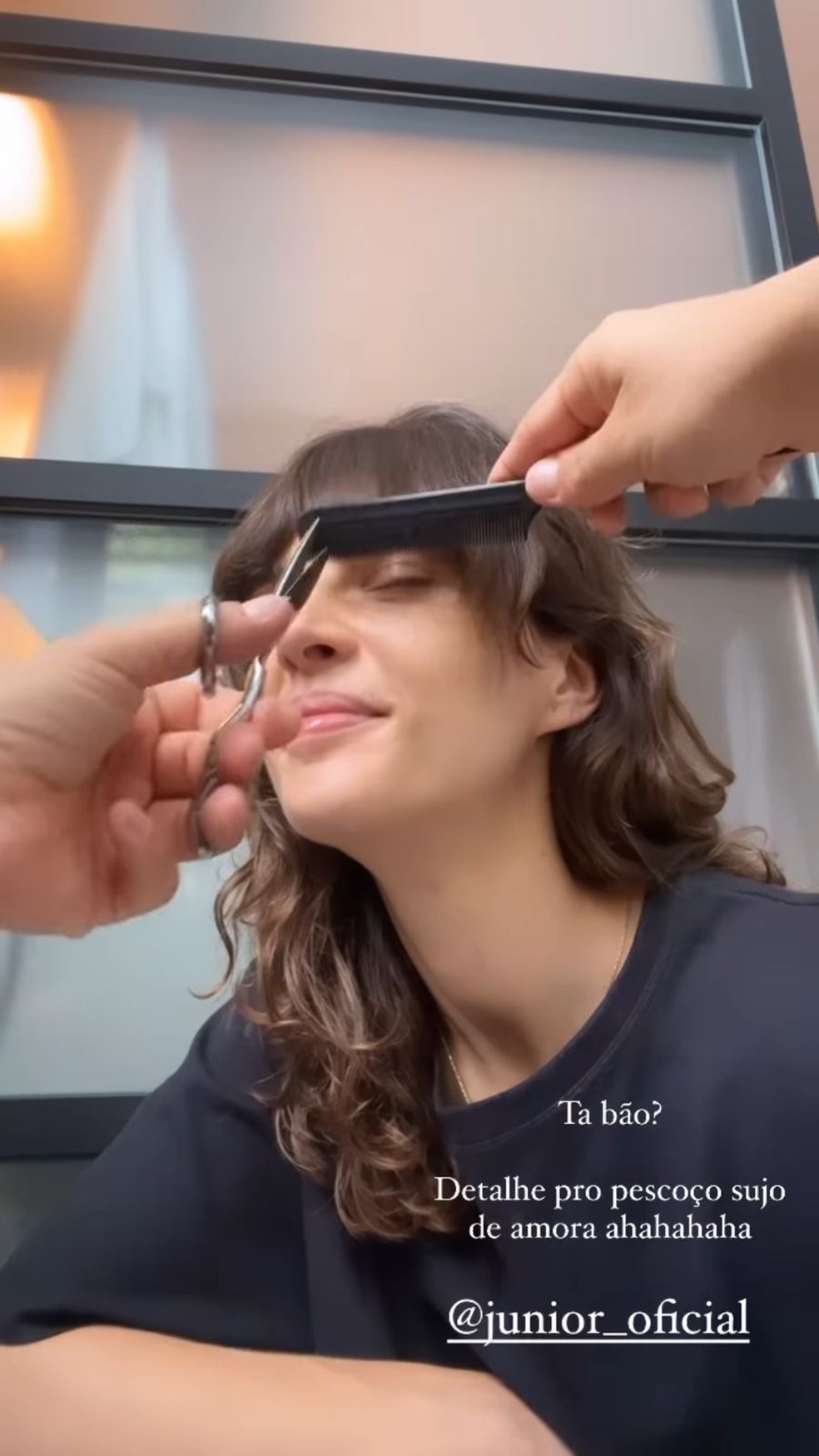 Monica Benini se diverte enquanto Junior cortando sua franja