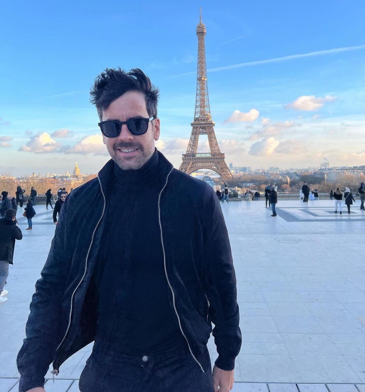 Marcos Pitombo abre álbum de viagem a Paris