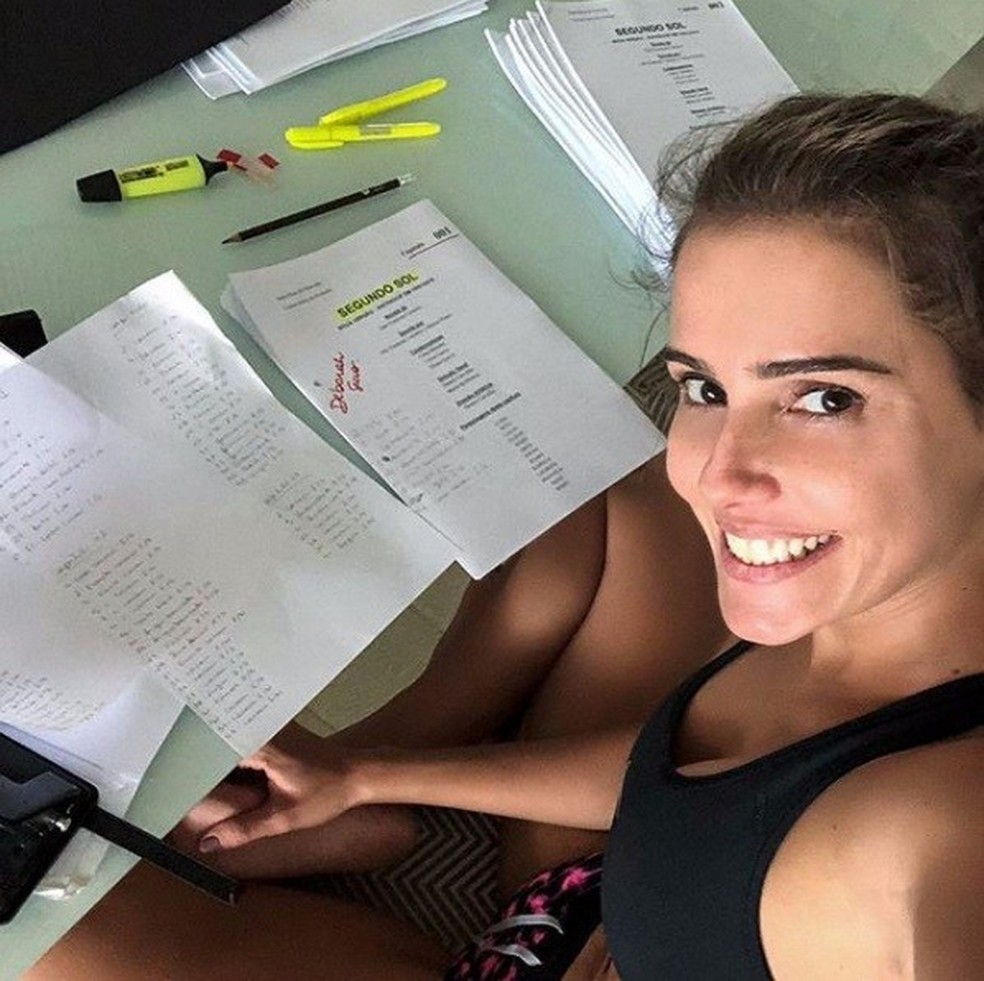 Déborah Secco exibe silhueta sequinha em tarde de malhação